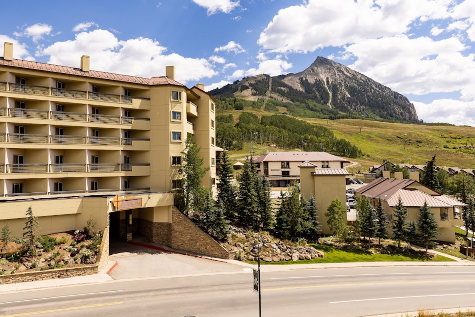 Ski & Snowboard Rentals in Crested Butte | Butte & Co.